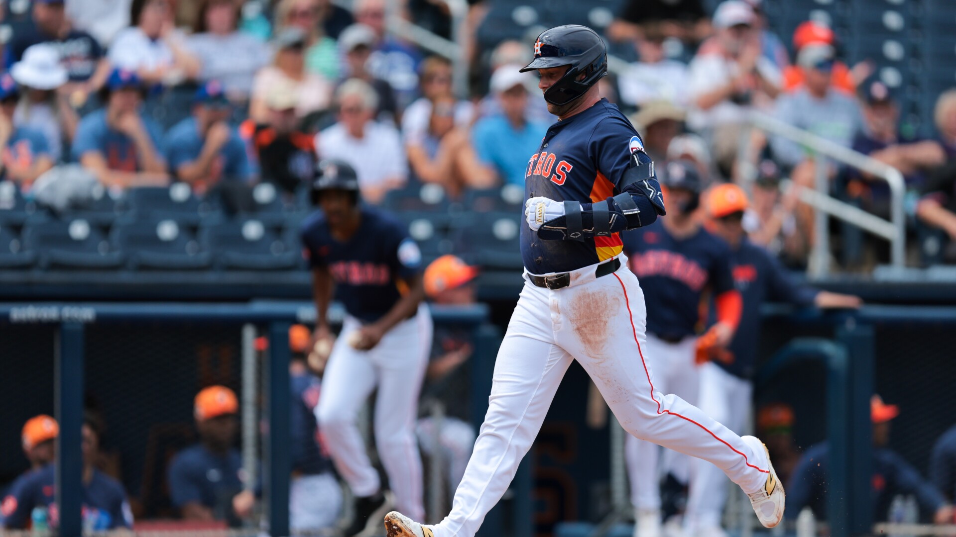 Astros first baseman Christian Walker’s MRI shows no sign of strain in ...