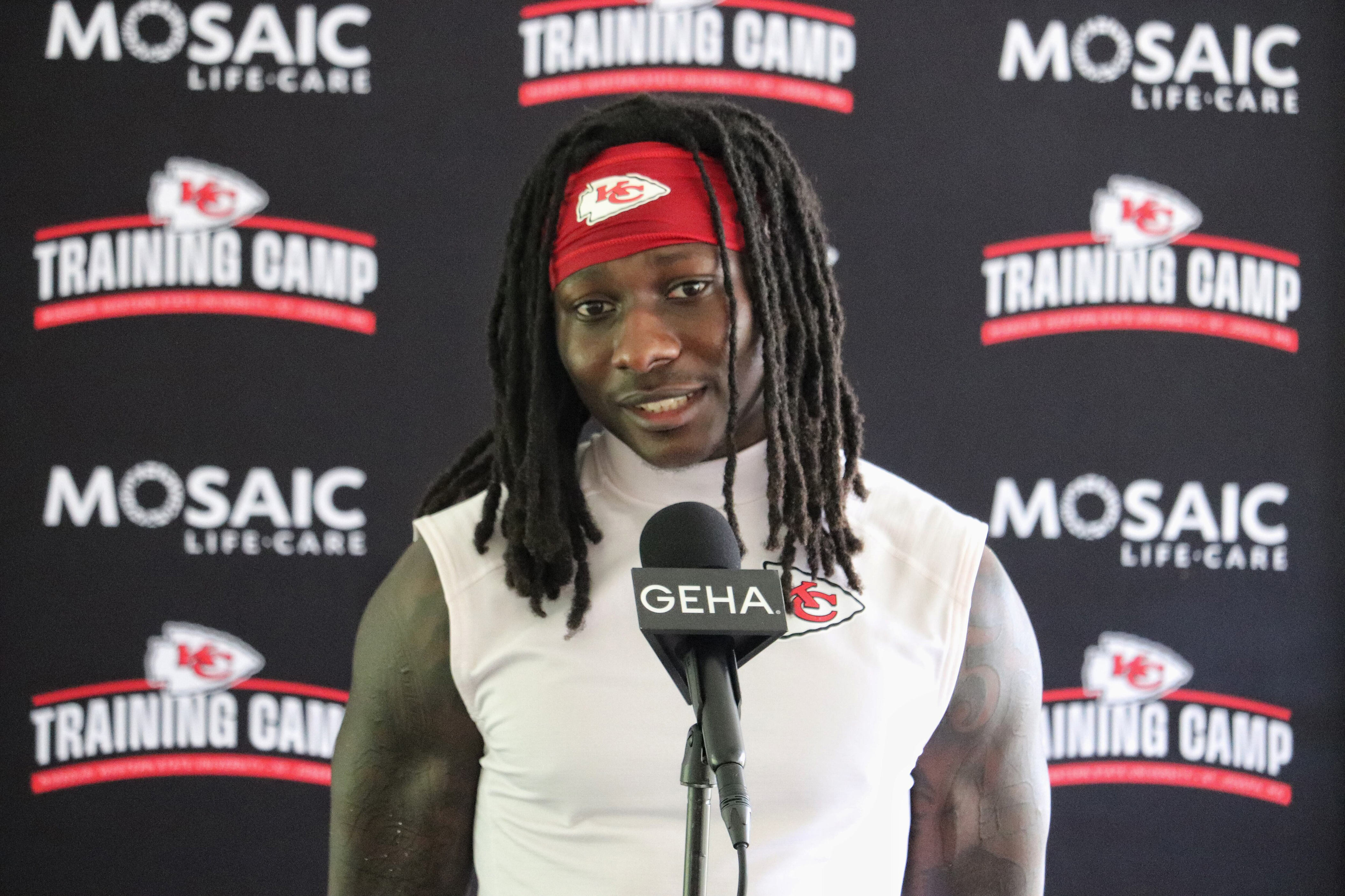 REPORTS: Chiefs bring back WR Hollywood Brown on 1-year deal