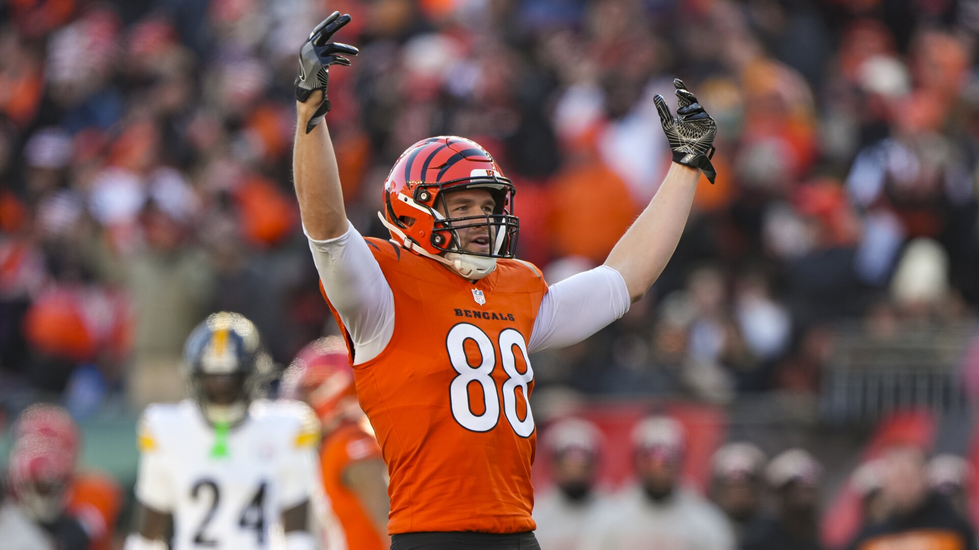 Mike Gesicki agrees to three-year deal to stay with Bengals
