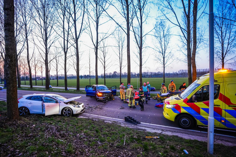 Dode en gewonde bij frontale crash tussen twee auto's in Best