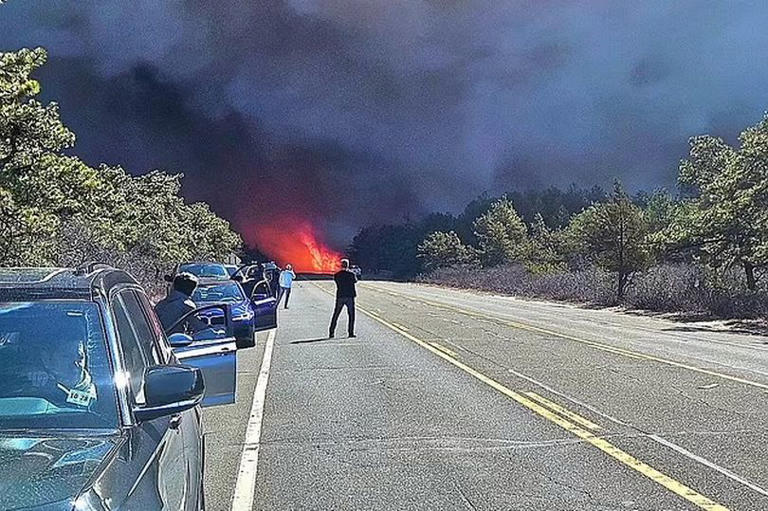 Hamptons fire: Mass evacuations as black smoke fills sky in apocalyptic ...