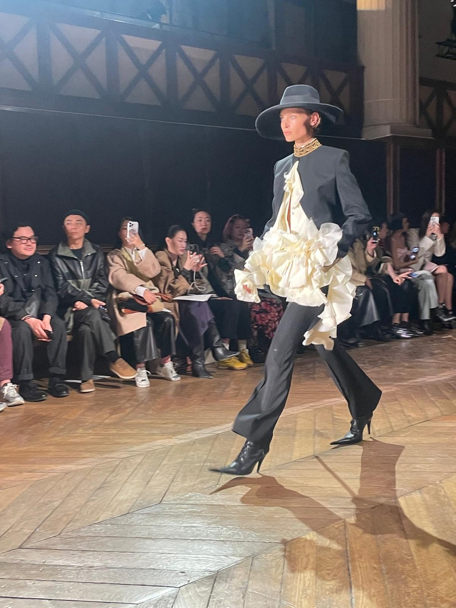 Il neo dandy di McQueen alla Paris fashion week