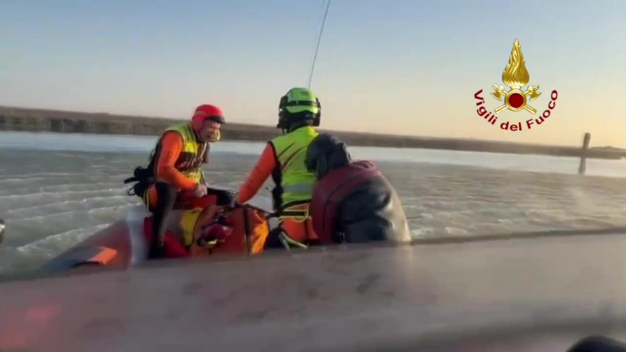 Laguna di Venezia, si schiantano con la barca contro una briccola ...