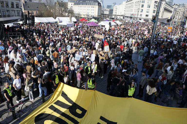 8 mars - Des milliers de personnes manifestent à Bruxelles pour les droits des femmes