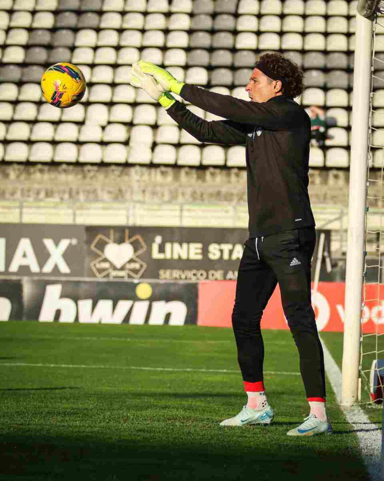 Guillermo Ochoa llegó a 500 goles recibidos en Europa