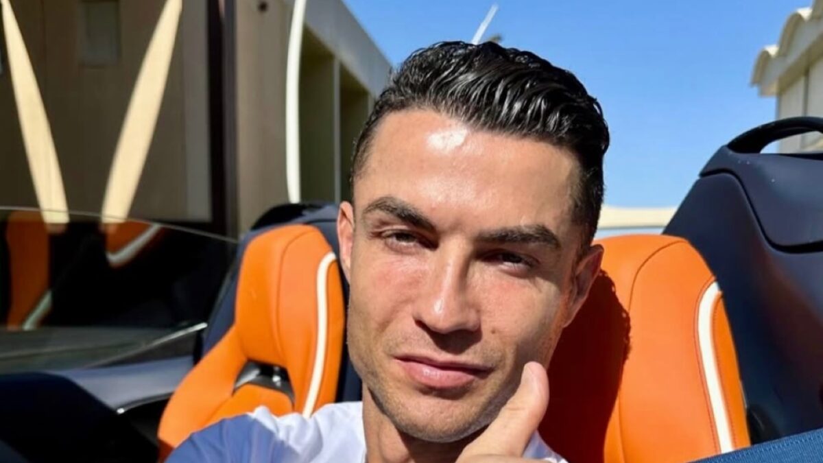 Cristiano Ronaldo a bordo dell’automobile deluxe con lo smart watch ...