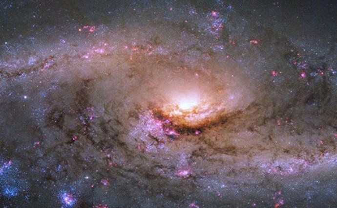 Hubble capta la galaxia NGC 4536, un híbrido en plena formación estelar