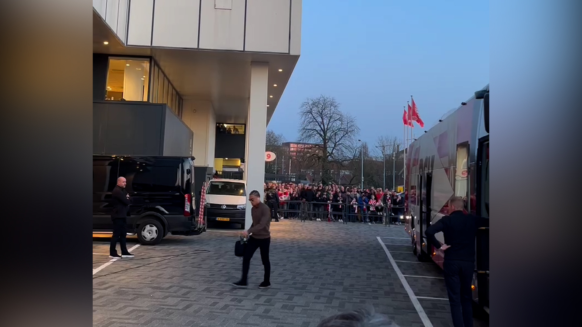 Dest is terug: vleugelverdediger stapt uit PSV-bus en kan rentree maken