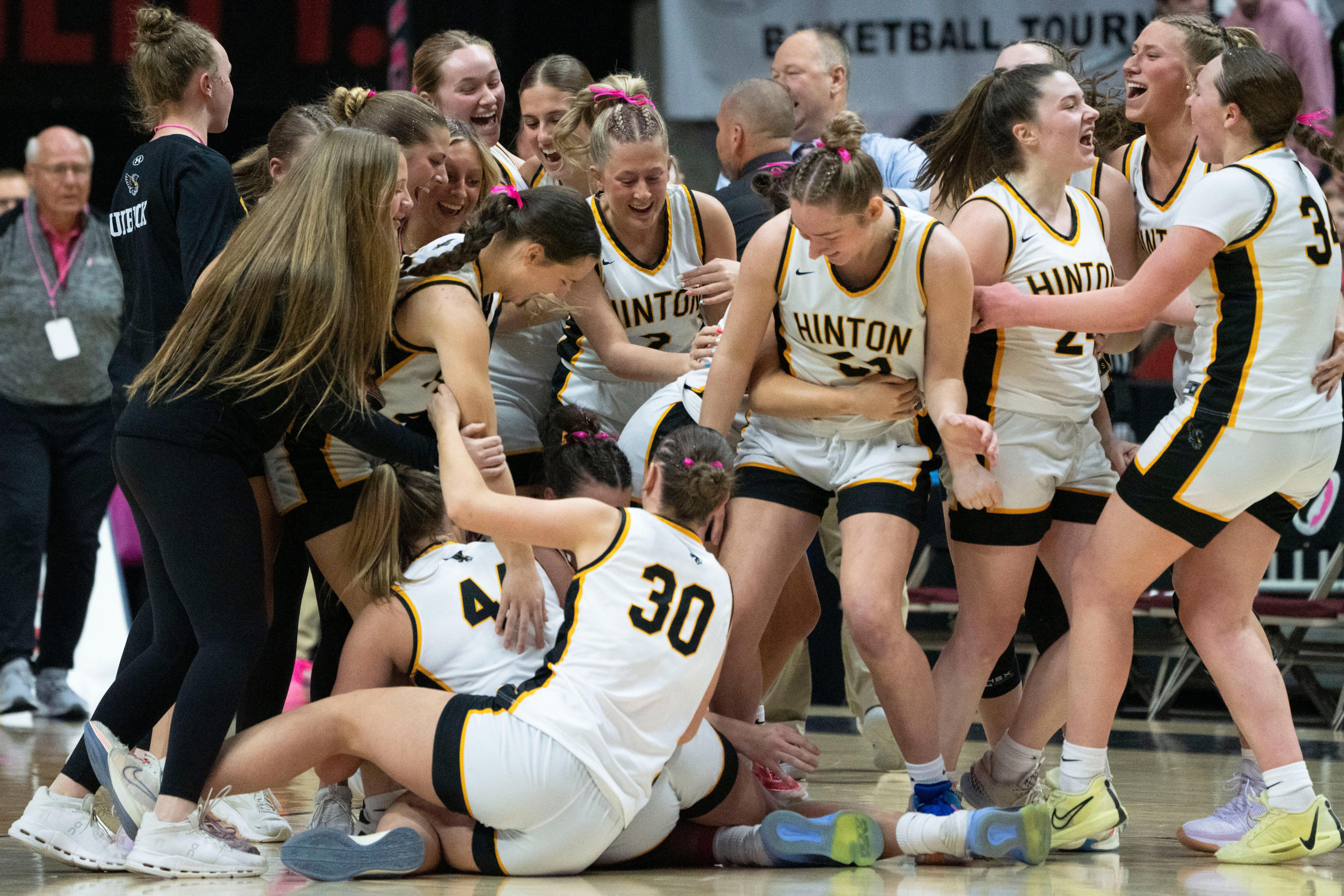 Sydney Doeschot's clutch block secures Hinton's first 2A Iowa girls ...