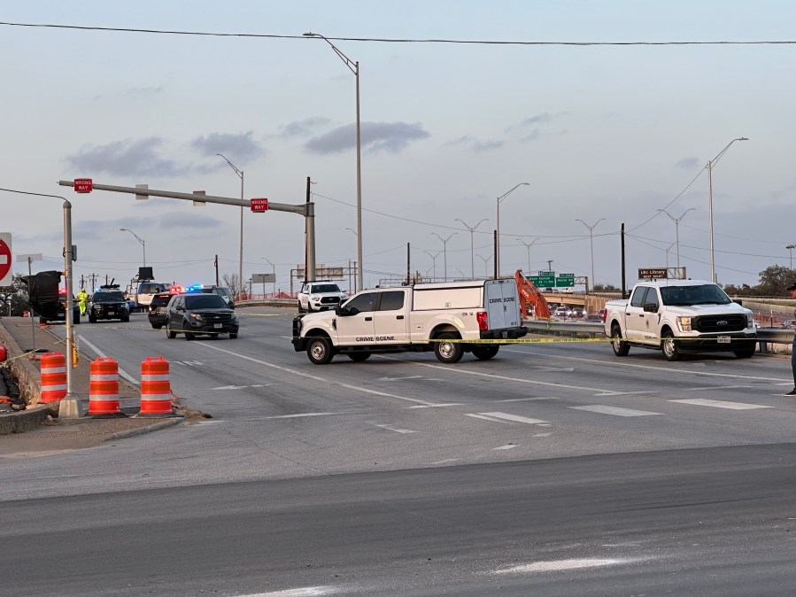 APD: Man dead after callers report shooting near I-35