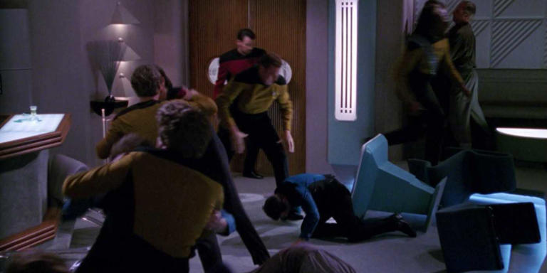 10 Best Star Trek: The Next Generation & Picard Scenes Set In Ten Forward