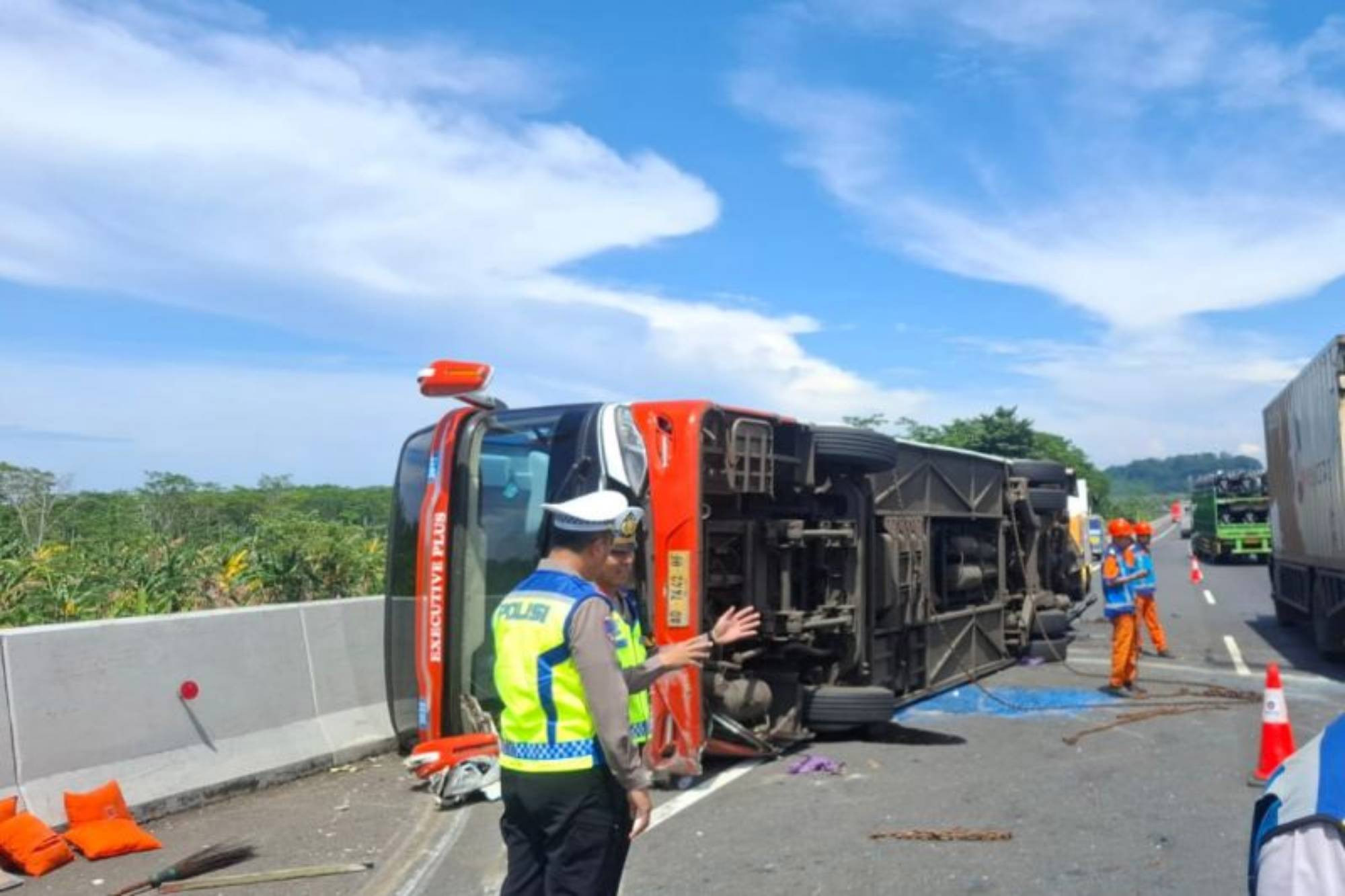 Polisi Selidiki Penyebab Kecelakaan Bus Rosalia Indah di Tol Semarang ... Polisi Selidiki Penyebab Kecelakaan Bus Rosalia Indah di Tol Semarang ...