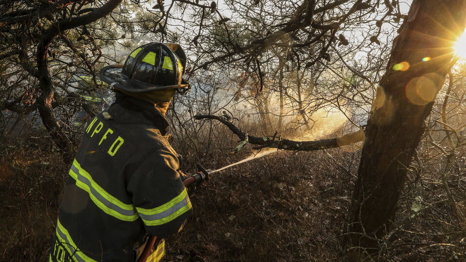 'Massive' wildfire hits New York's Long Island, 'State of Emergency ...