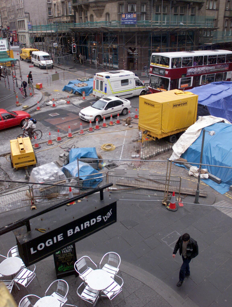 Edinburgh Retro: 15 great pictures of city traffic in the 2000s ...