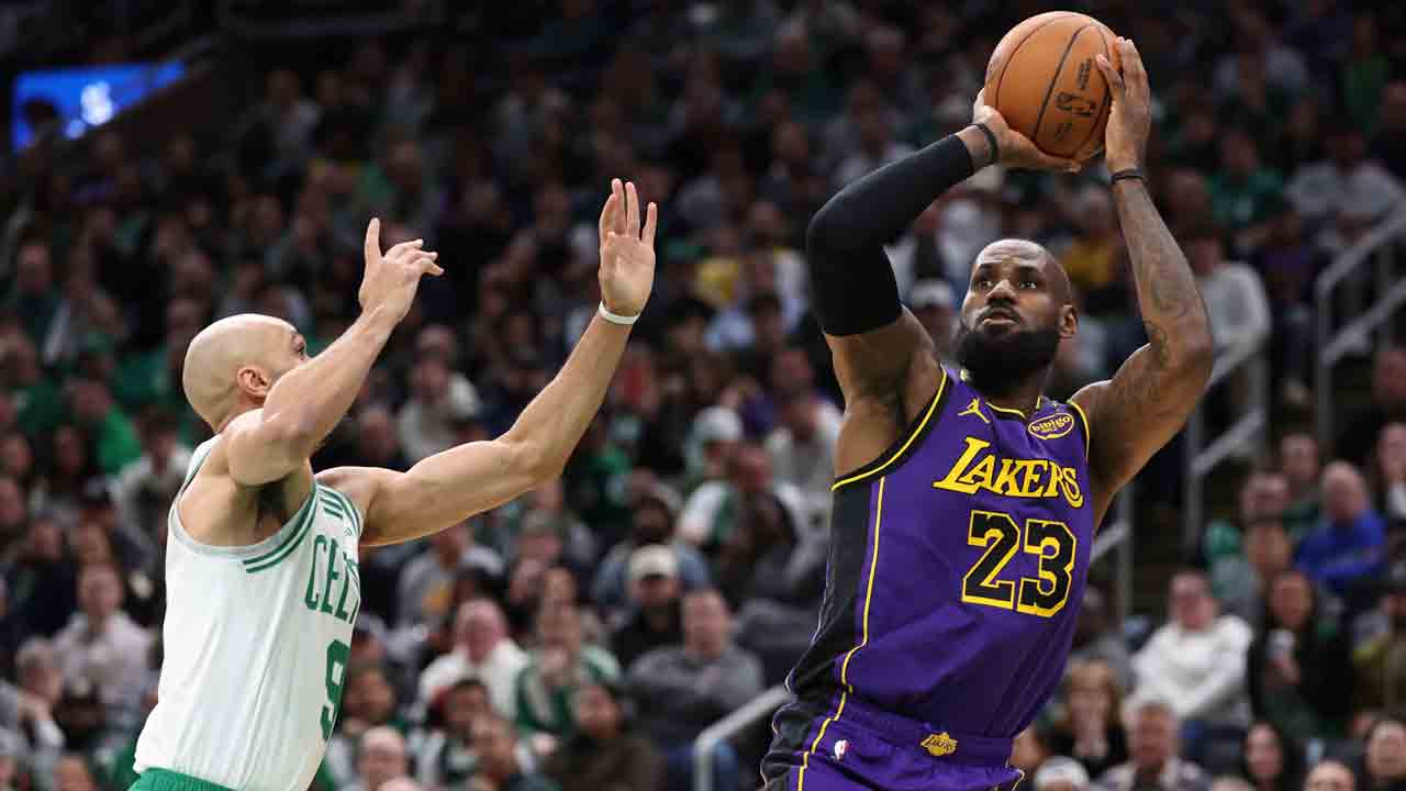 Lakers’ LeBron James suffers groin strain, says he’s day-to-day
