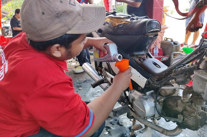 Tanda Oli Motor Terendam Banjir Lengkap dengan Langkah Penanganannya ...