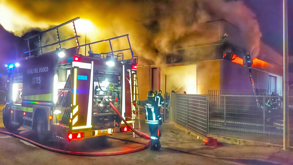 Incendio distrugge tre capannoni. Esplode una bombola, nessun ferito
