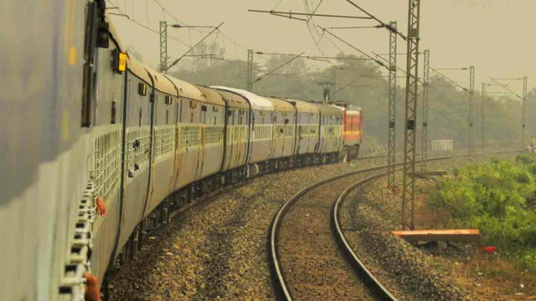 Train accident | ఏపీలో హౌరా ఎక్స్‌ప్రెస్‌కు తప్పిన రైలు ప్రమాదం