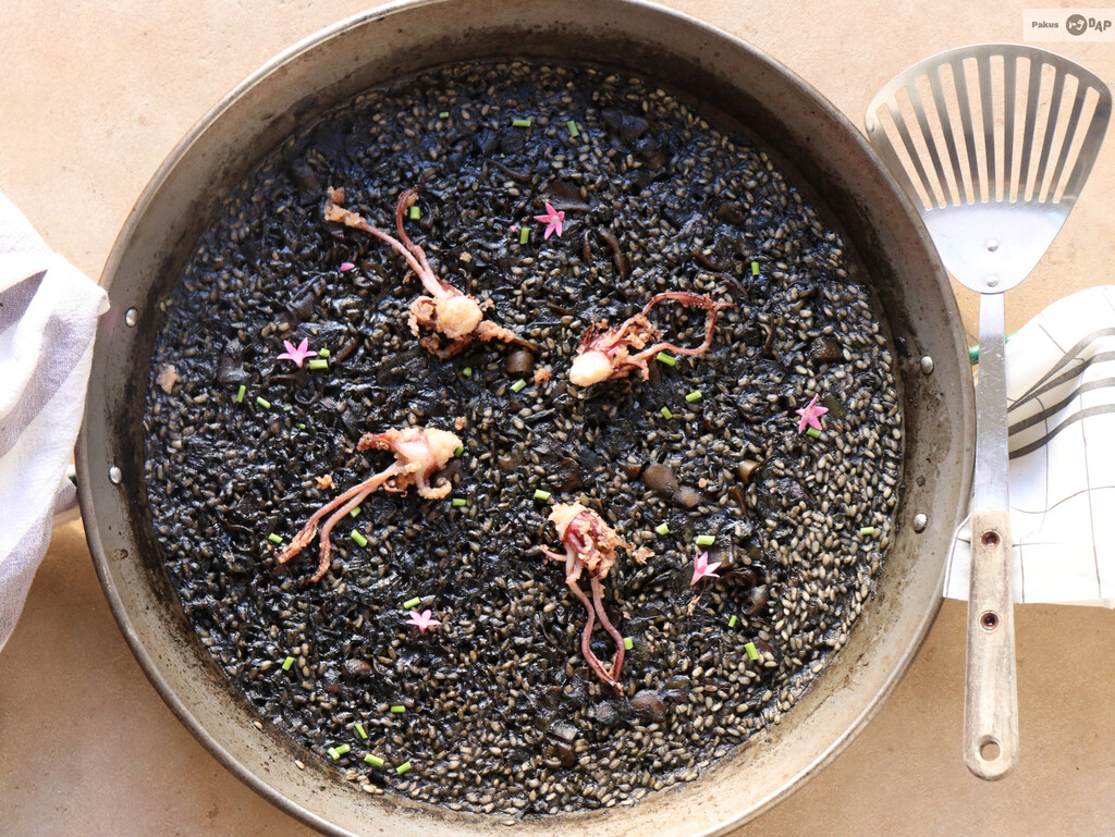 Arroz de maganos o calamares en su tinta, la receta del chef Jesús Sánchez