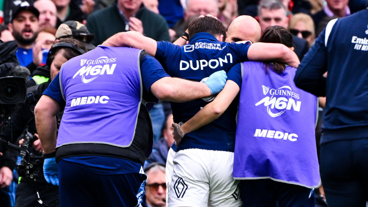 XV de France : Antoine Dupont est resté avec les Bleus après sa blessure