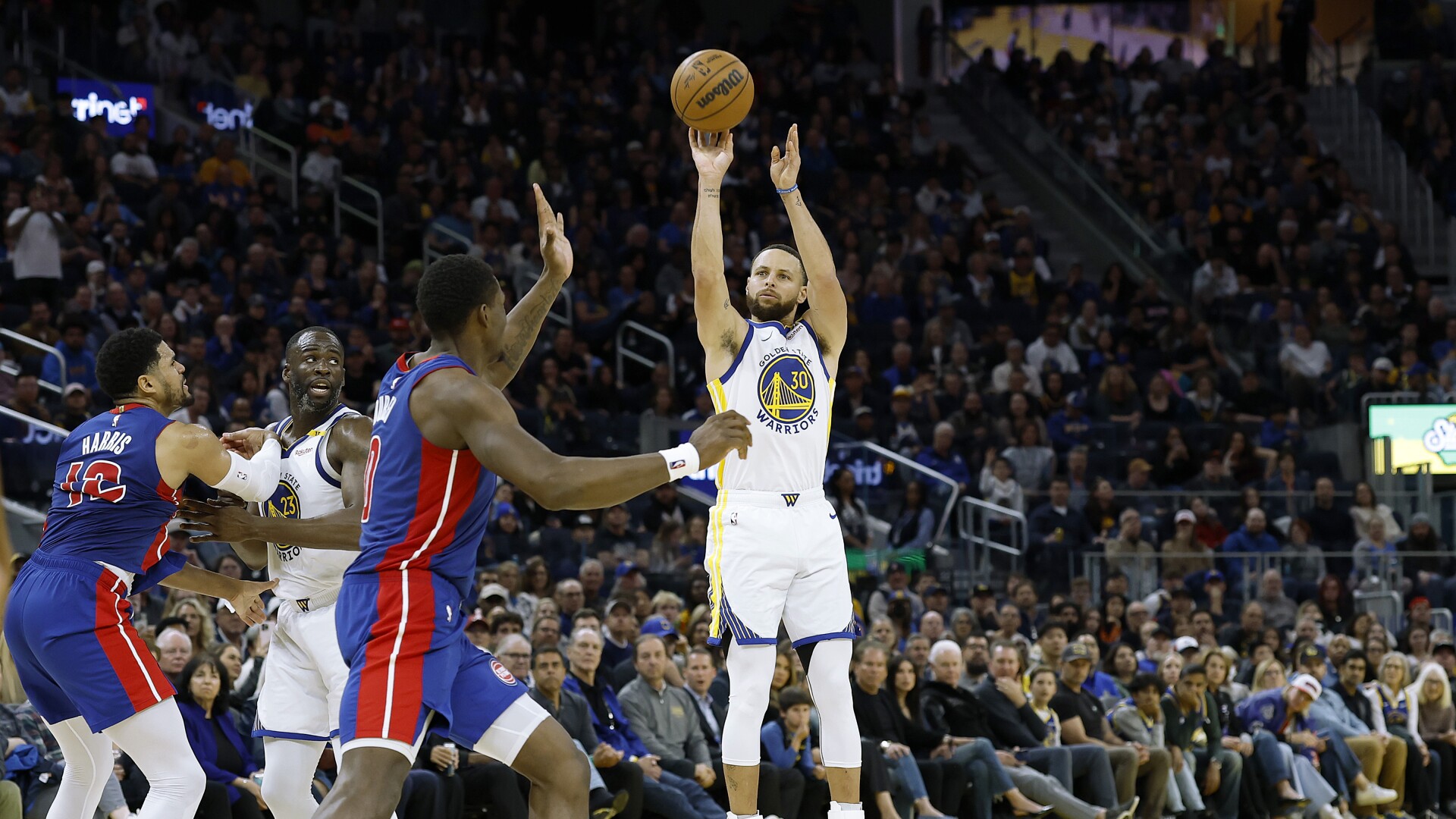 Watch Stephen Curry reach 25,000 career points, fittingly on a 3-pointer