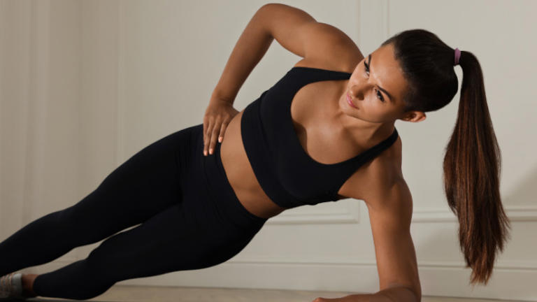 Boční plank, cvičení pro vytvarované a štíhlé boky. Je to jednoduchý ...