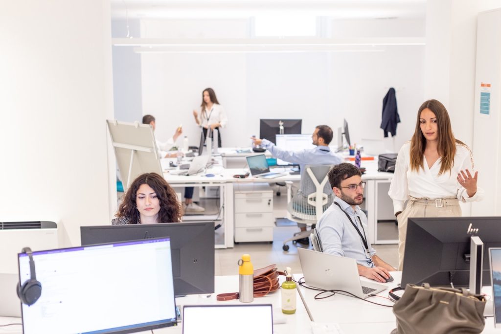 Task masking, la vendetta della Gen Z che finge di essere indaffarata ...