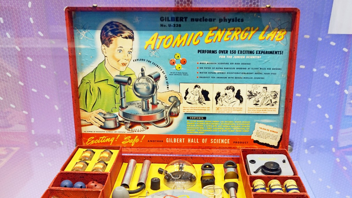 Compteur Geiger et flacons d'uranium: le kit de chimie radioactive ...