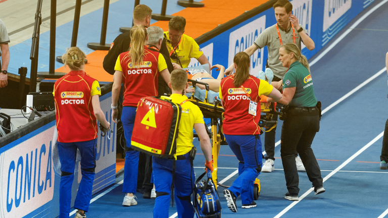 Flinke schrik: Maureen Koster na harde val op hoofd in EK-finale afgevoerd