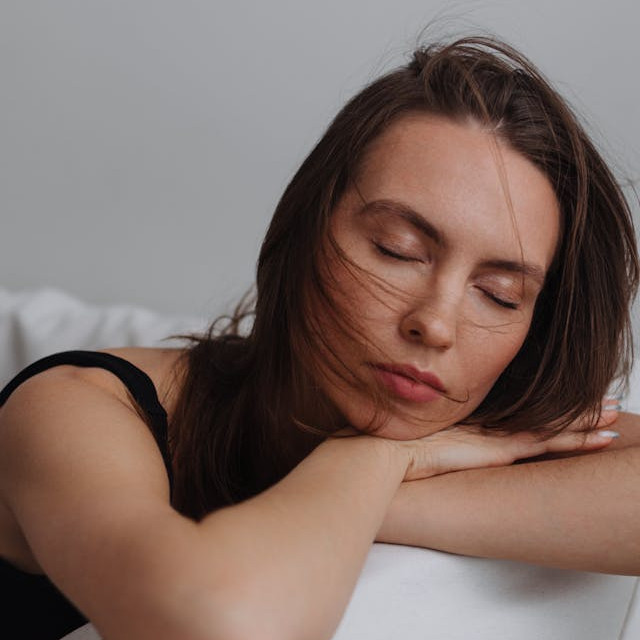 8 Rahasia Tidur Cukup yang Jarang Kamu Tahu, No 5 Bikin Kulit Flawles!