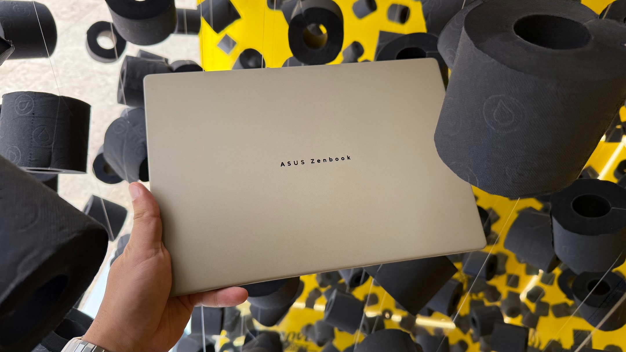 Zenbook A14: Pesa 980g. Mas promete tudo e mais alguma coisa!