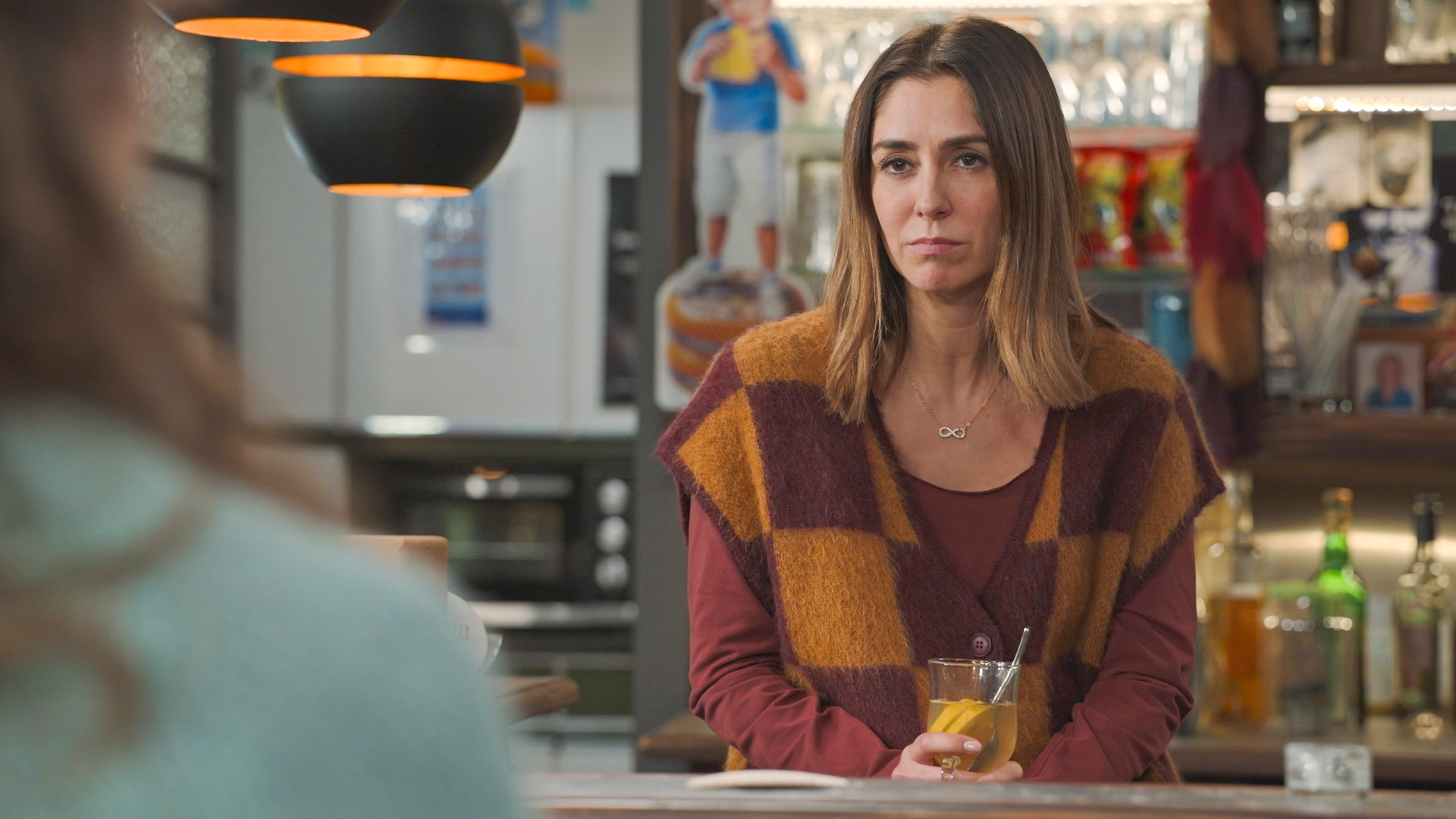 Thuis: Frank praat op Simonne in