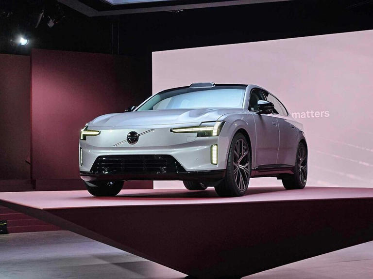 "치열해지는 전기세단 시장" 볼보 ES90 vs BMW i5 비교해보니