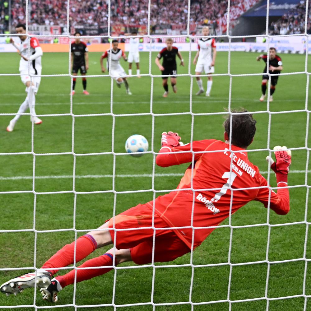 Dramatischer 2:1-Sieg bei Eintracht Frankfurt: Frederik Rönnow wird ...