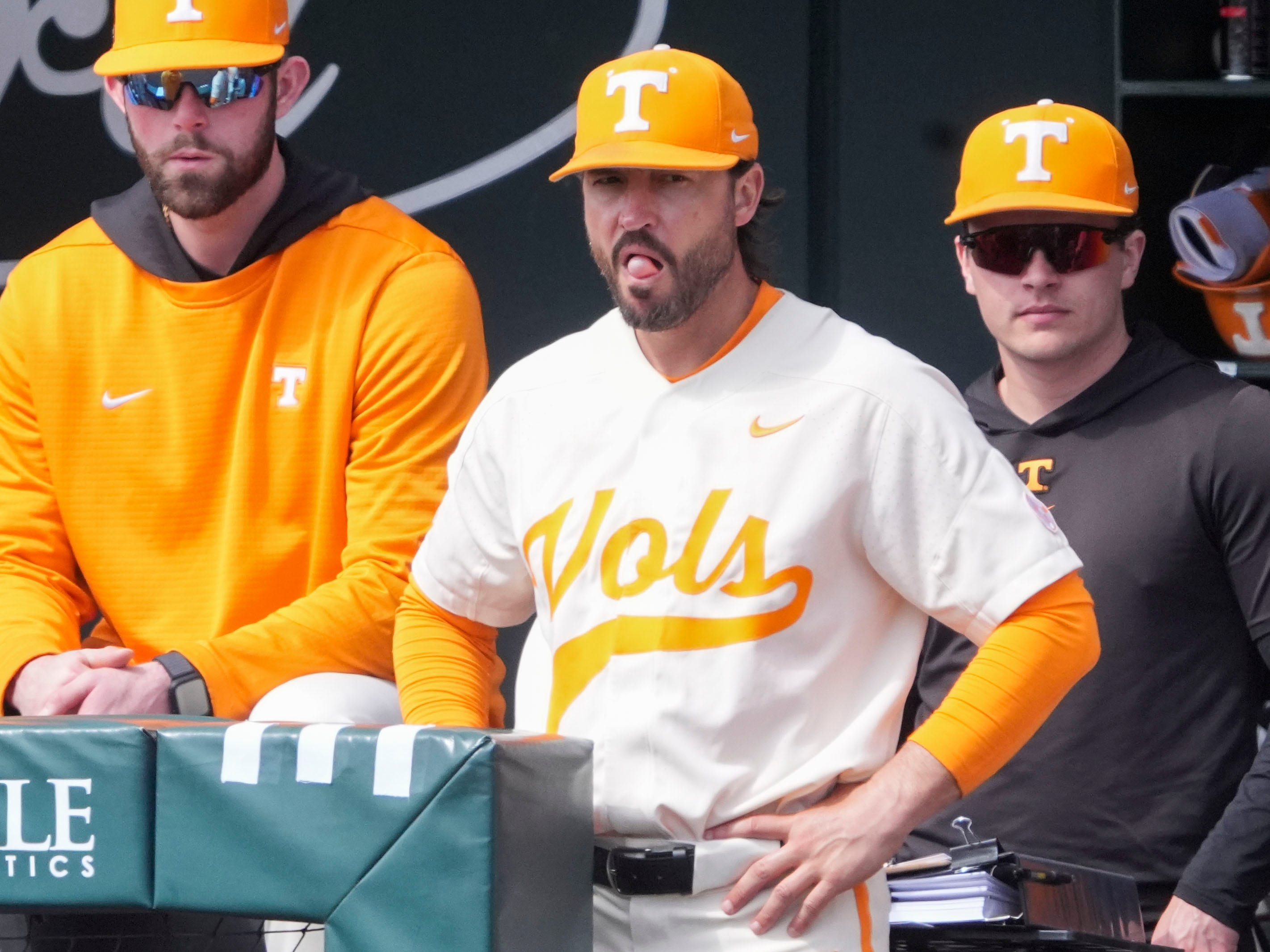 Tennessee coach Tony Vitello gives another funny interview, apology on ...