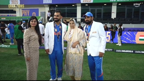 Virat Kohli touches feet of Mohammed Shami's mother in heart touching ...