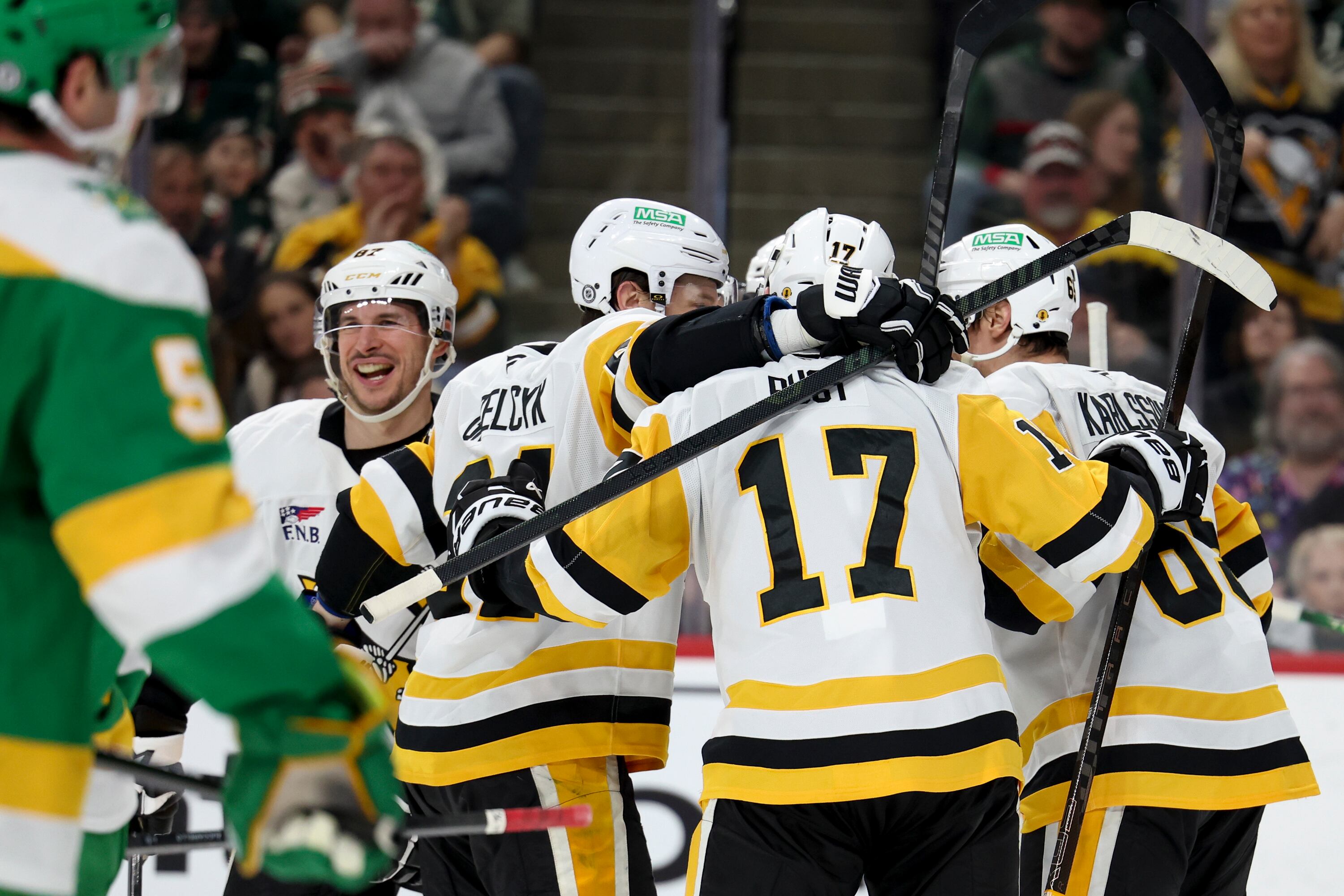 Penguins nostalgia triumphs; Malkin, Crosby beat Fleury