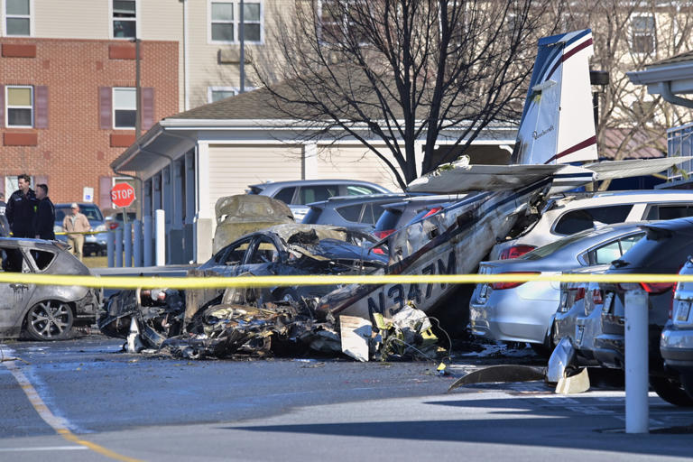 A single-engine plane crashes near a Pennsylvania airport and all 5 ...