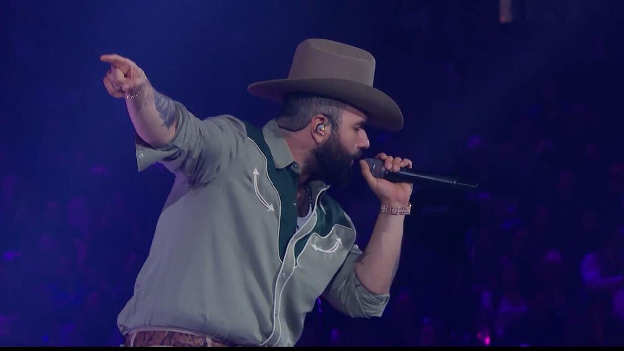 'A DREAM COME TRUE': Carín León sets attendance record for Hispanic ...