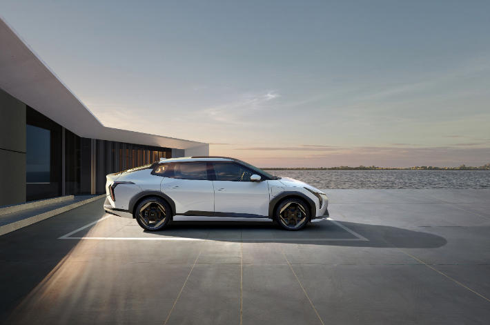 전기차를 3400만원에?…기아, 첫 전기세단 'EV4' 계약