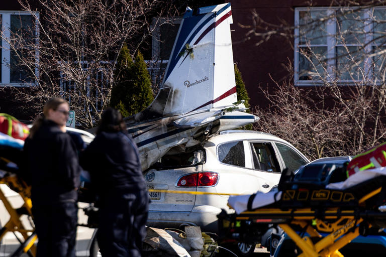 A single-engine plane crashes near a Pennsylvania airport and all 5 ...