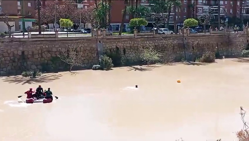 Los buzos del GEAS de la Guardia Civil, este domingo, inspeccionando el ...