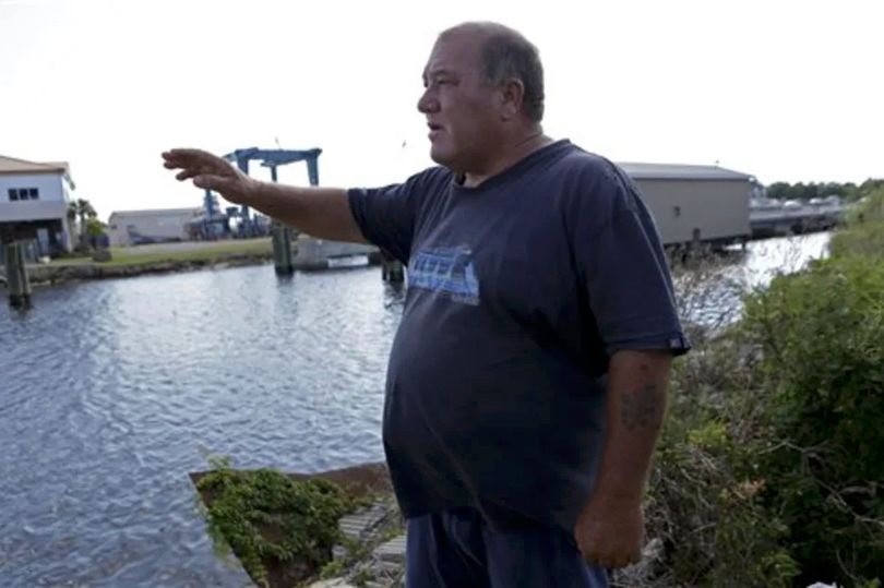 Three men 'abducted by aliens with crab claws as one examined them with ...