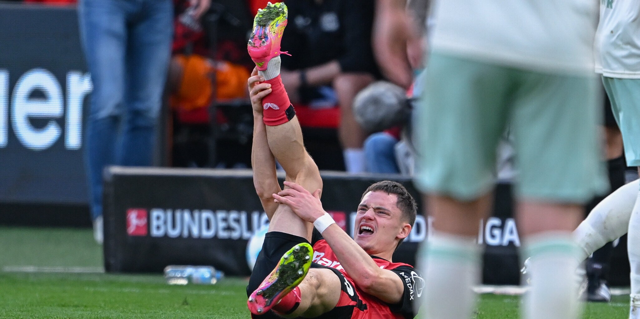 Bayer-Star läuft auf Krücken - Leverkusen verpasst eigene Frist: Das ...