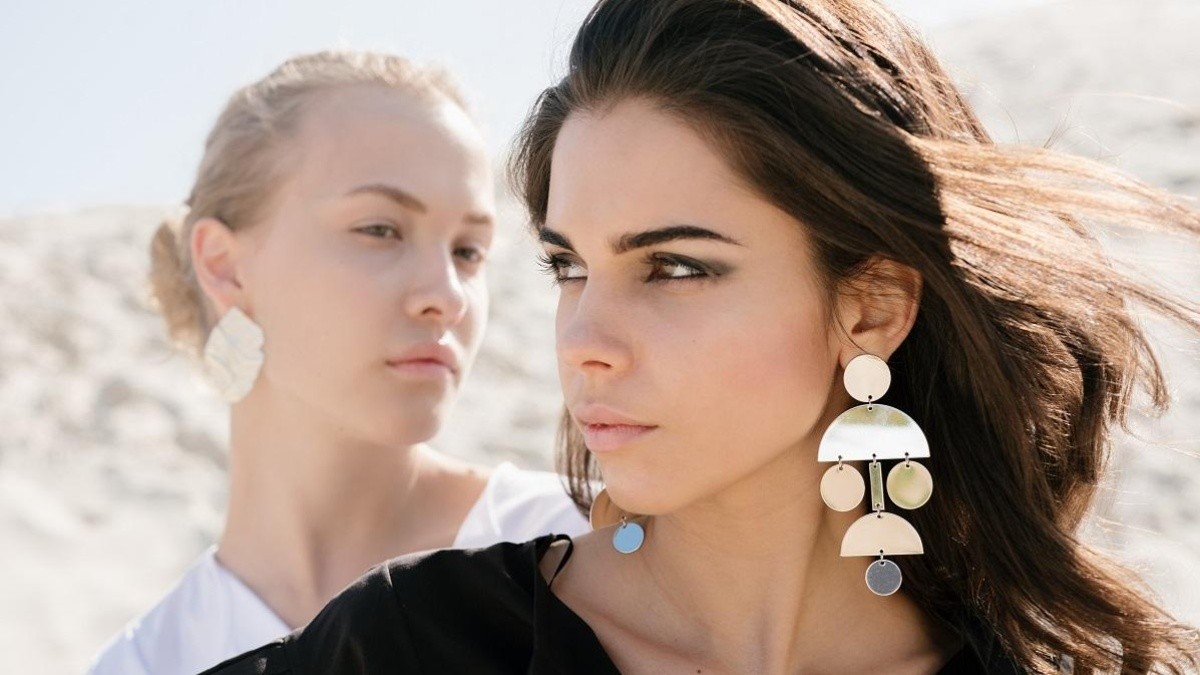 How to spot a jealous person