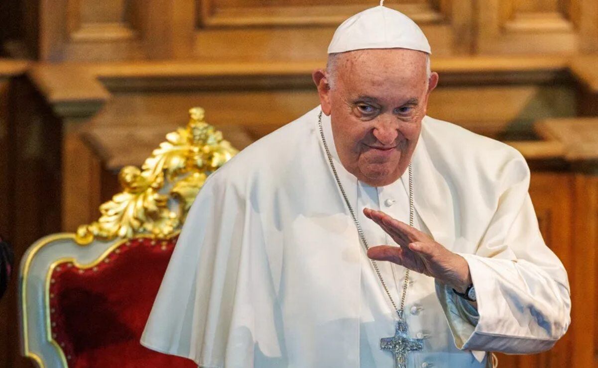 VIDEO: Papa Francisco aparece por sorpresa en la basílica de San Pedro ...