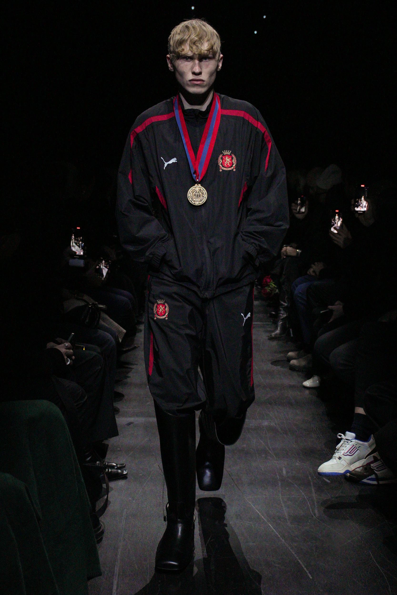 Au défilé Balenciaga, les vêtements ringards des années 2000 sont de ...