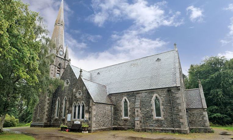 Church once attended by Queen Elizabeth holds final service