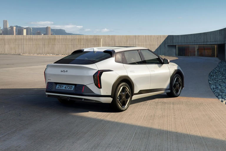 "실구매가 3,400만원대 예상" 기아, 11일 ‘더 기아 EV4’ 계약 개시