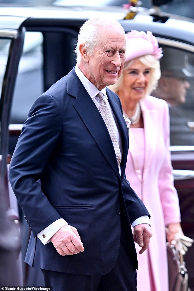 Canadians urge King to open parliament in support amid Trump attacks